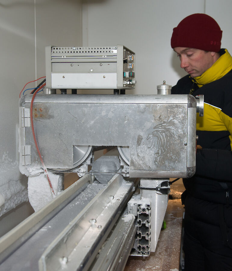 Cutting-edge ice core facility extracts Antarctic climate secrets ...