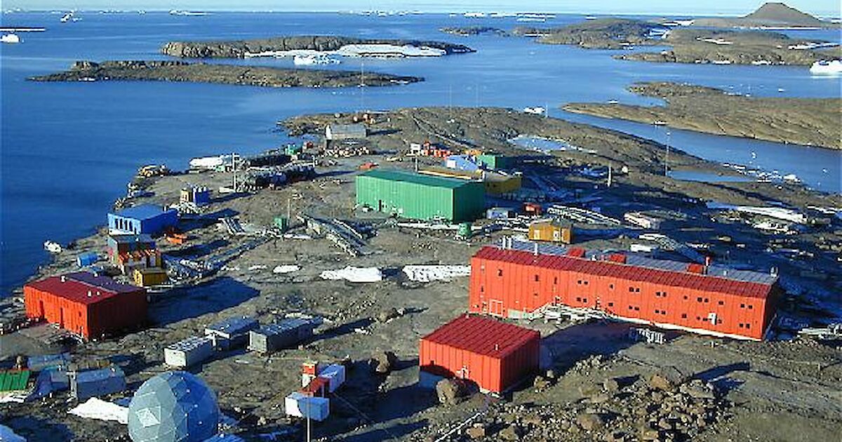 Celebrating all that is Mawson – Australian Antarctic Program (News 2004)