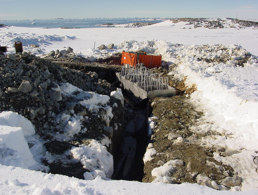 Managing Fuel Spills In Antarctica — Australian Antarctic Program News 2006