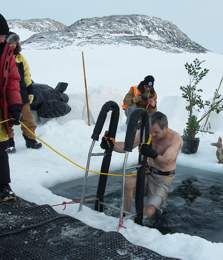 Midwinter madness — Antarctic expeditioners plunge into icy pool ...