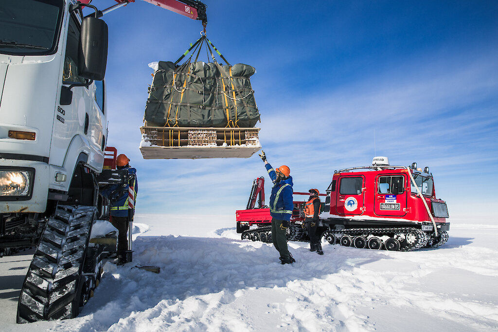 Airdrop ensures Australia’s Antarctic runway opens on schedule ...