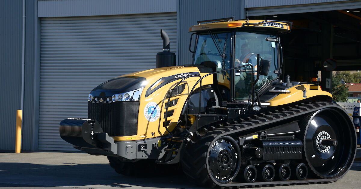 Heavy tractors provide pulling power for ice core traverse – Magazine ...